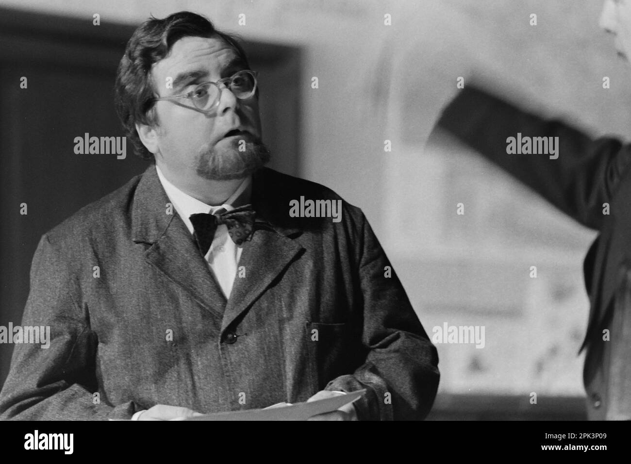 Der französische Schauspieler Maurice Risch tritt in Topaze auf, einem ...