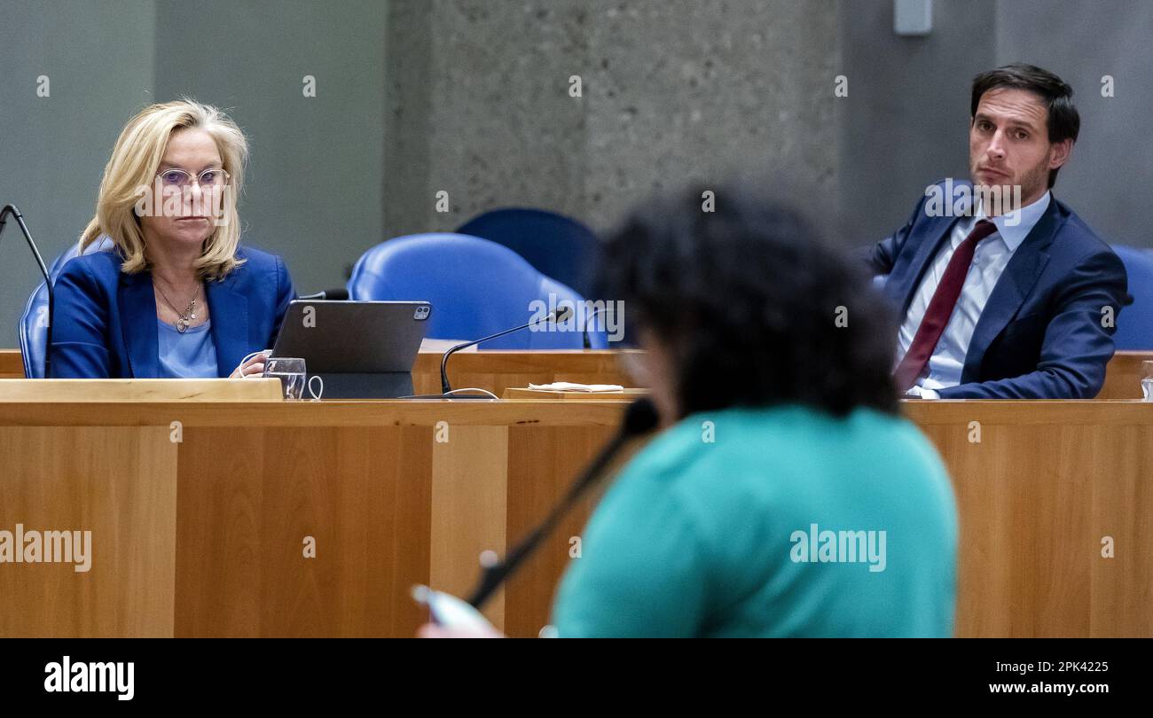 DER HAAG - Sigrid Kaag (D66) und Wopke Hoekstra (CDA) beobachten ...