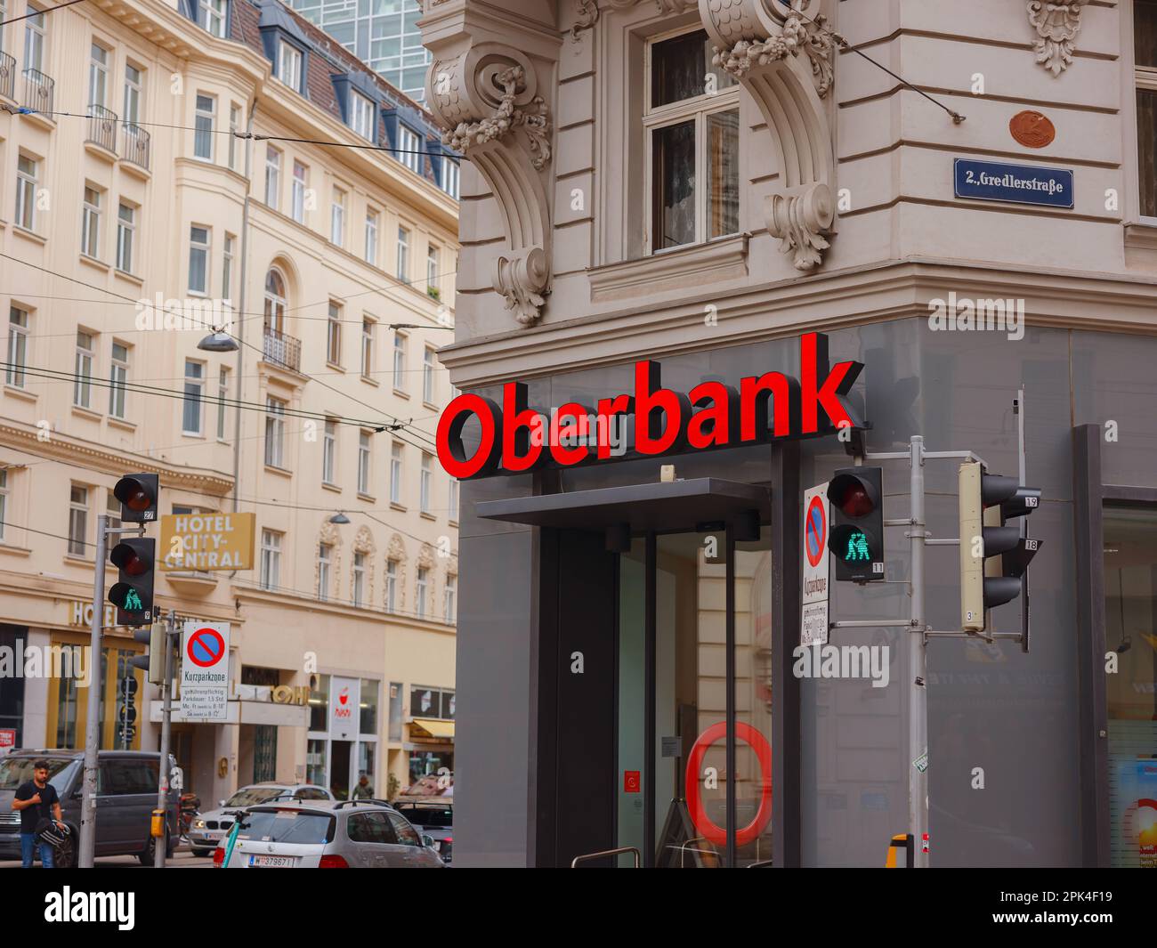 Wien, Österreich - 8. August 2022 : Fassade mit Logo der Bank. Die ...