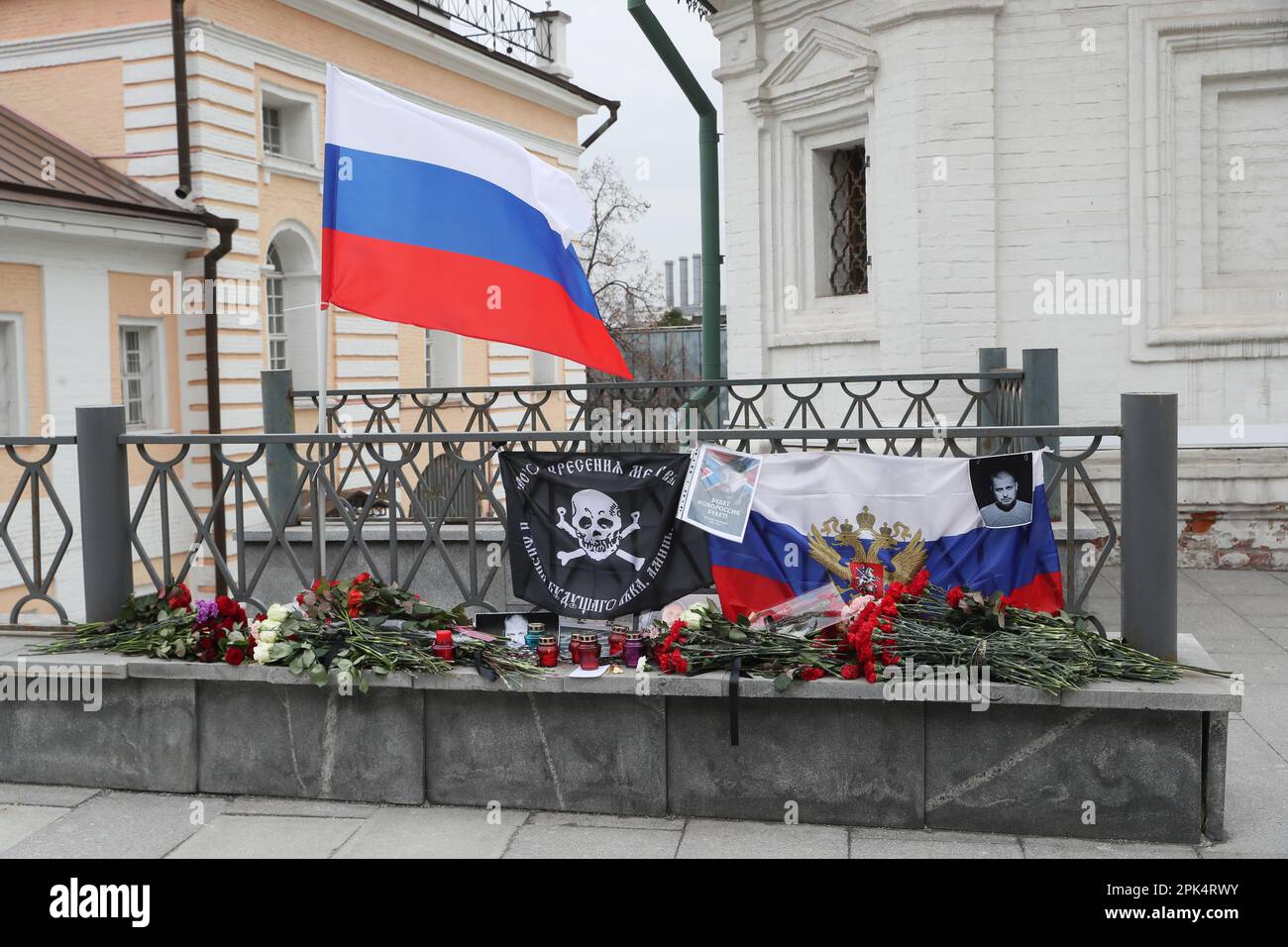 April 04,2023. Russland. Moskau. Blumen zum Gedenken an den ...