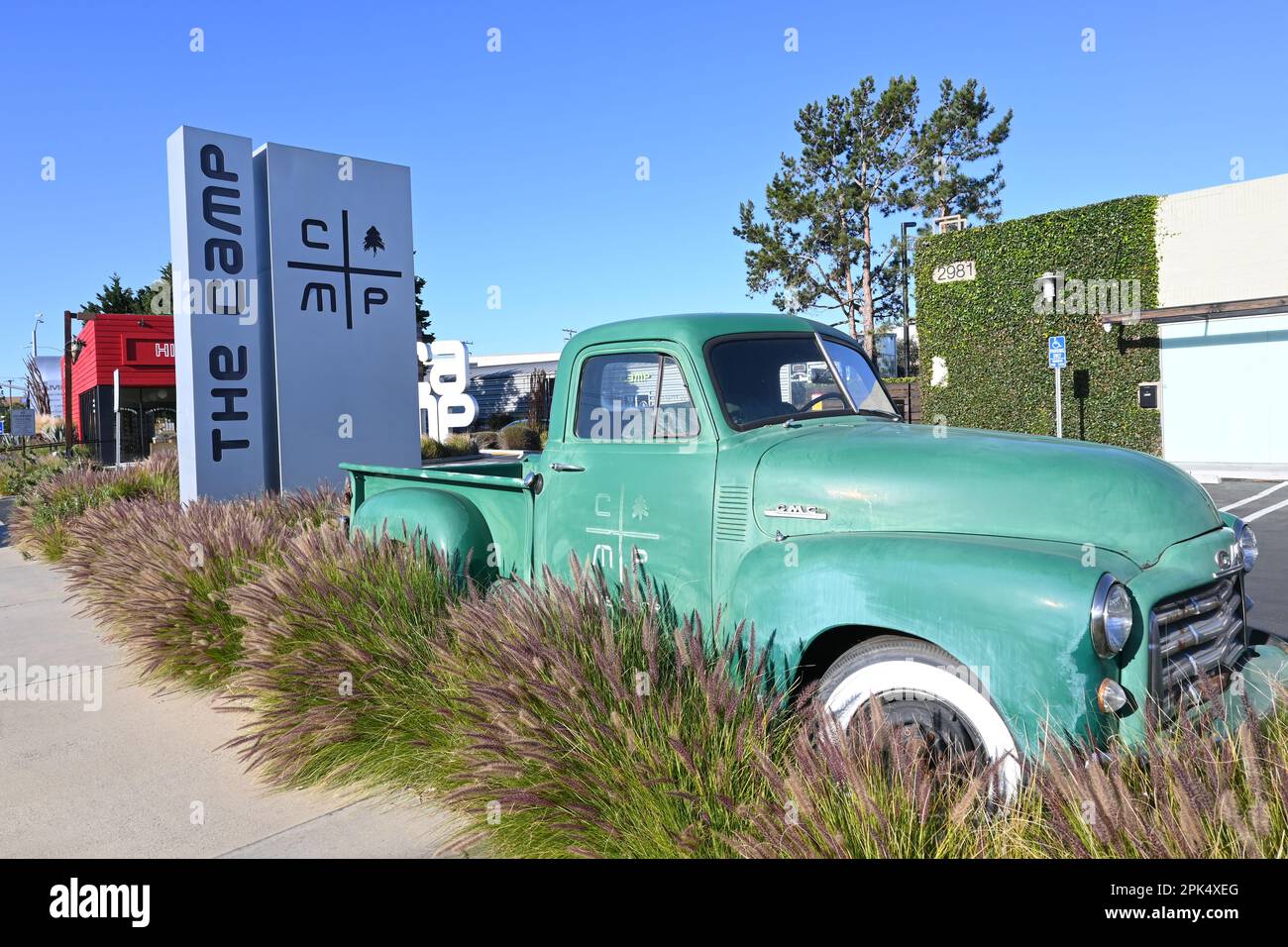 COSTA MESA, KALIFORNIEN: 4. April 2023: Alter GMC Truck und Schild am ...