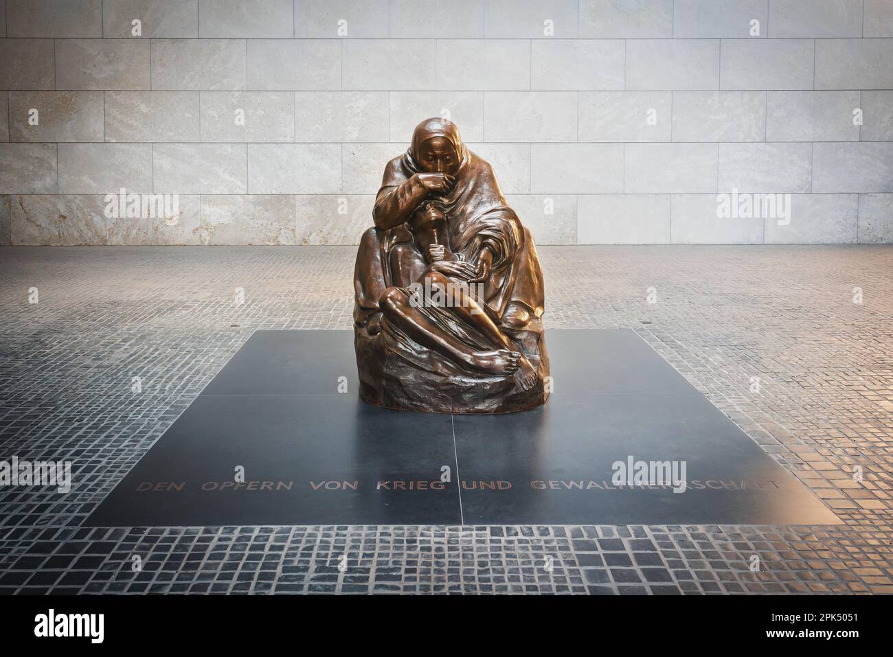 Kathe kollwitz mutter mit ihrem toten sohn oder pieta -Fotos und -Bildmaterial in hoher ...