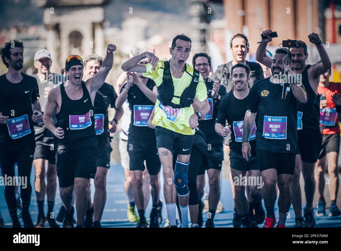 Alex Roca erreicht die Ziellinie bei seinem ersten Barcelona-Marathon ...