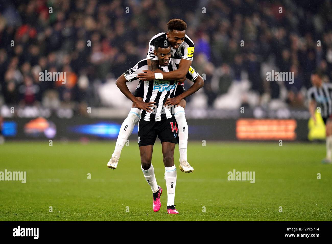 Alexander Isak von Newcastle United feiert das vierte Tor seiner ...