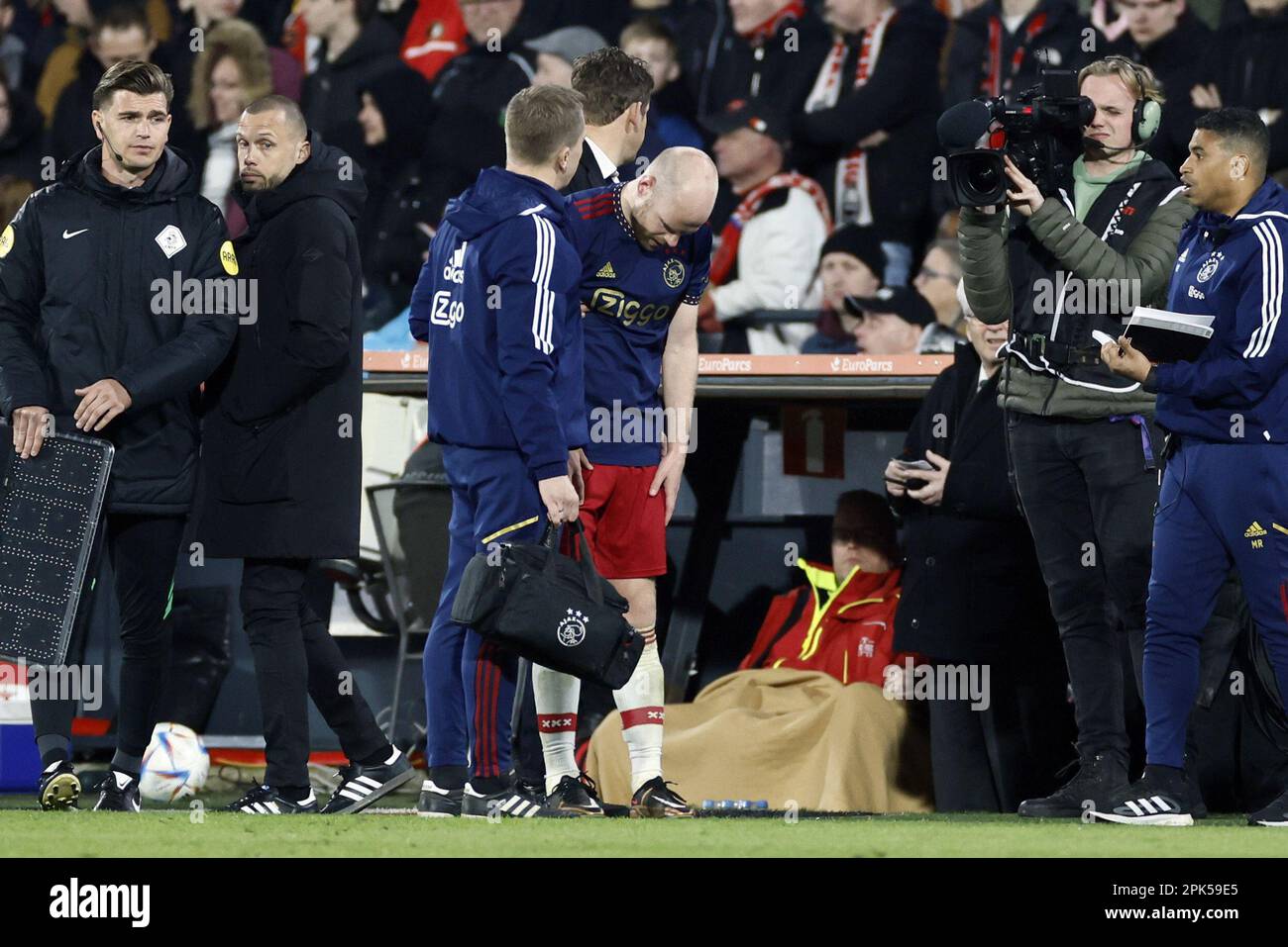 ROTTERDAM - Davy Klaassen aus Ajax verlässt das Feld am 5. April 2023 ... ROTTERDAM - Davy Klaassen aus Ajax verlässt das Feld am 5. April 2023 ...