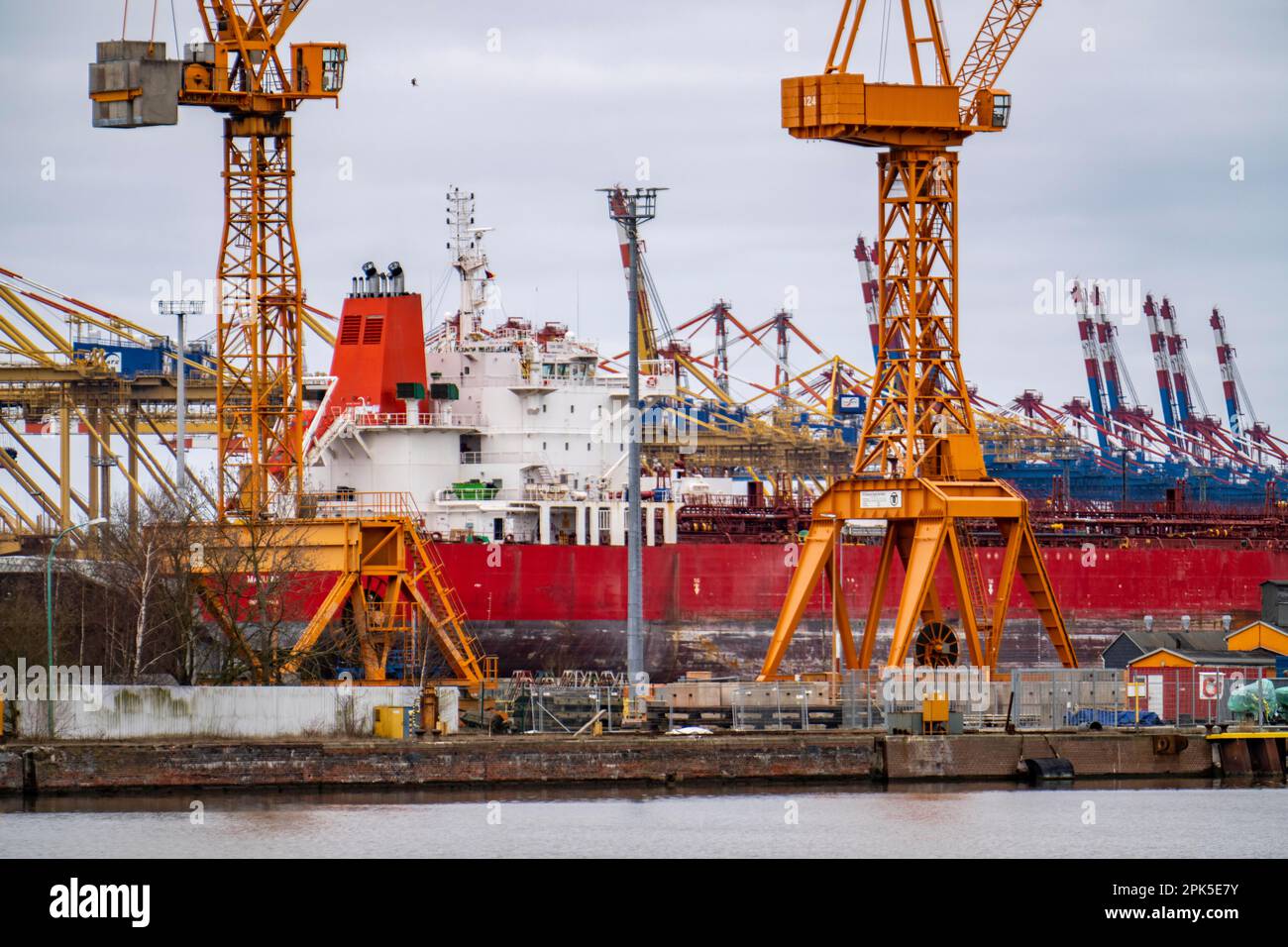 Lloyd Werft, Frachter am Pier und Trockendock, Frachter Adam Schulte ...