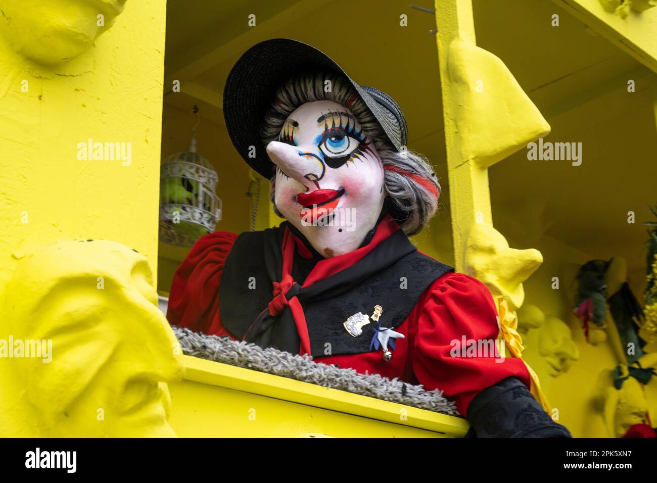 Das alte Tante-Kostüm bei der Basel-Fasnacht-Parade in der Schweiz ...