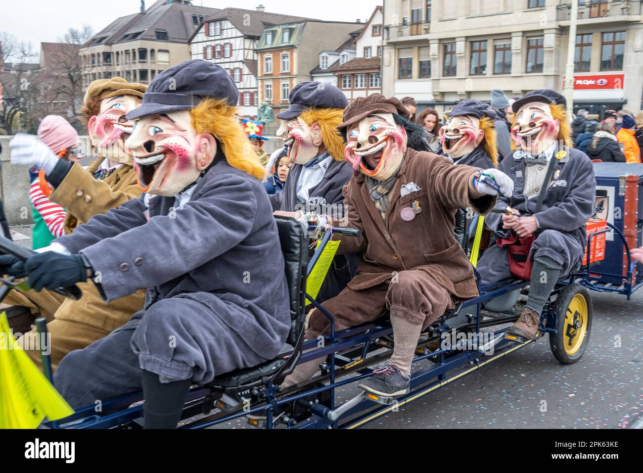 jolly Men in Costume bei der Basel Fasnacht Parade in der Schweiz ...