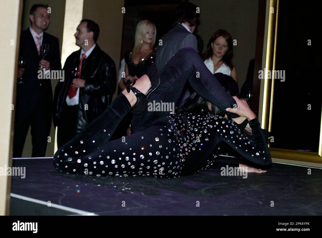 Schlangenmensch Bree Robertson tritt in den offiziellen Medien auf und ...