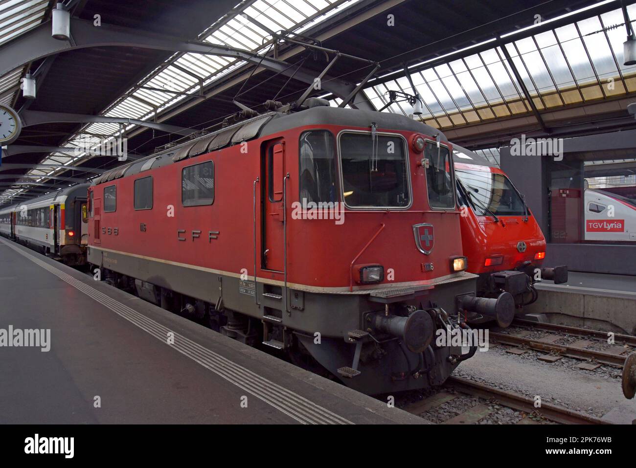 Am Züricher Hauptbahnhof in der Schweiz kommt ein SBB Swiss Railways ...