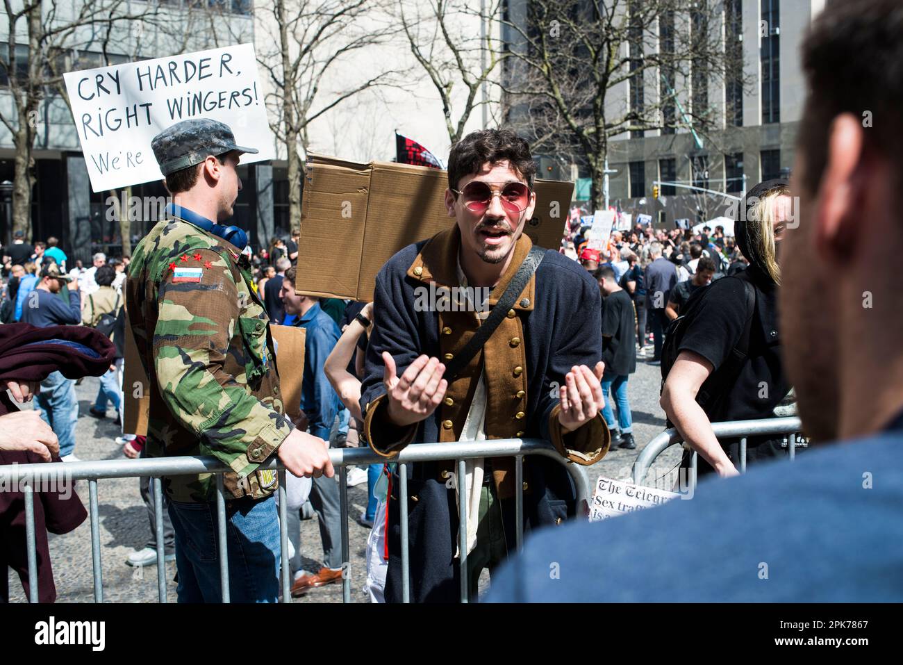 Anti-Trump-Studenten im College-Alter demonstrieren am 04. April 2023 ...