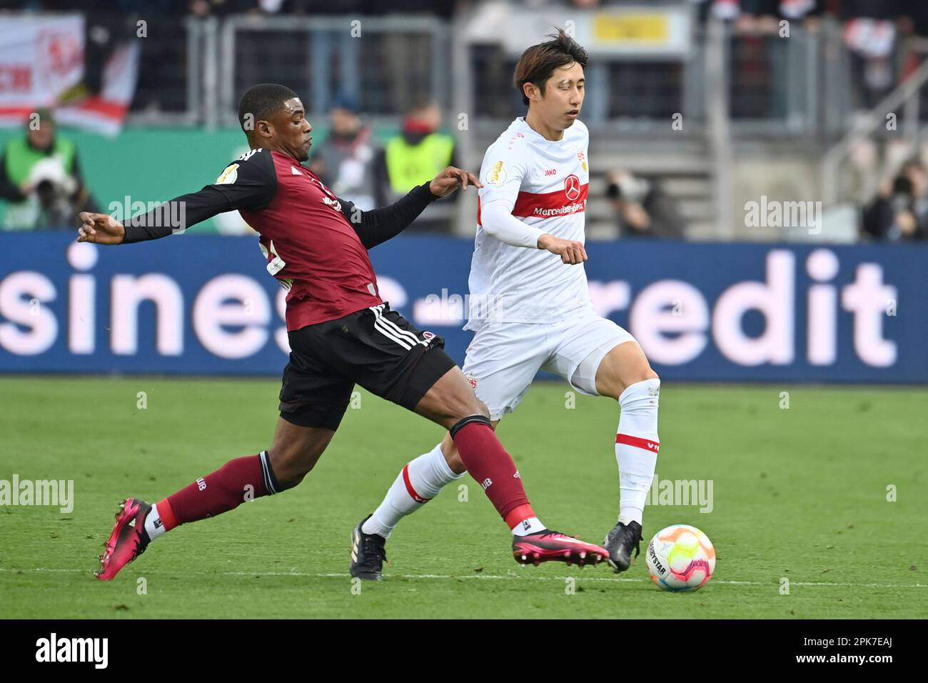 Hiroki ITO (VFB Stuttgart), Action, Duels gegen Jan GYAMERAH (1. FC Nürnberg). Fussball DFB ...