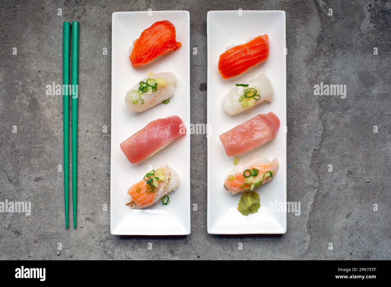 Eine Sushi-Platte mit frischem Fisch und Reis, sorgfältig auf dem ...