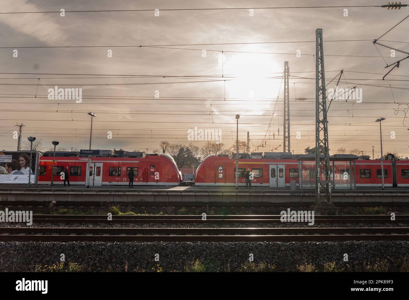 Bild eines Zuges der Deutschen Bahn zur Kölner S-Bahn, der am Bahnhof ...