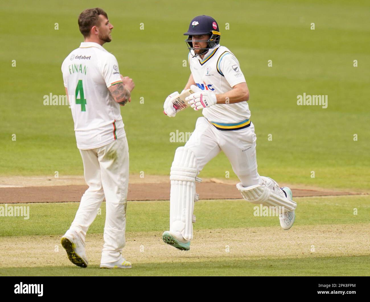 Dawid Malan (rechts) in Yorkshire läuft, um sein halbes Jahrhundert am ...