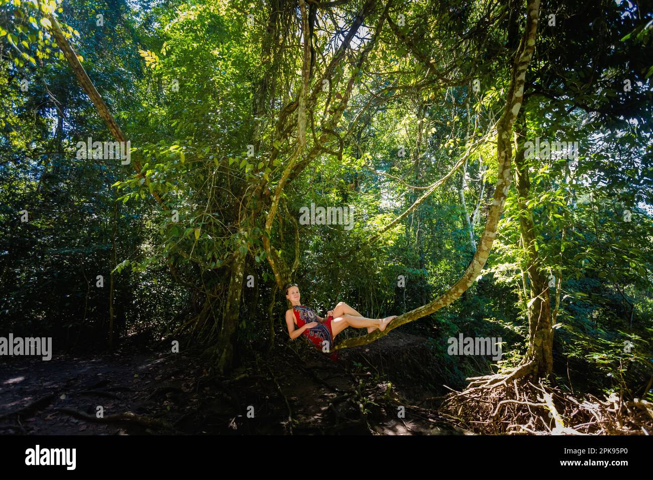 Junge hübsche Frau im Roberto Barrios cascadas Park, sitzt auf einem ...