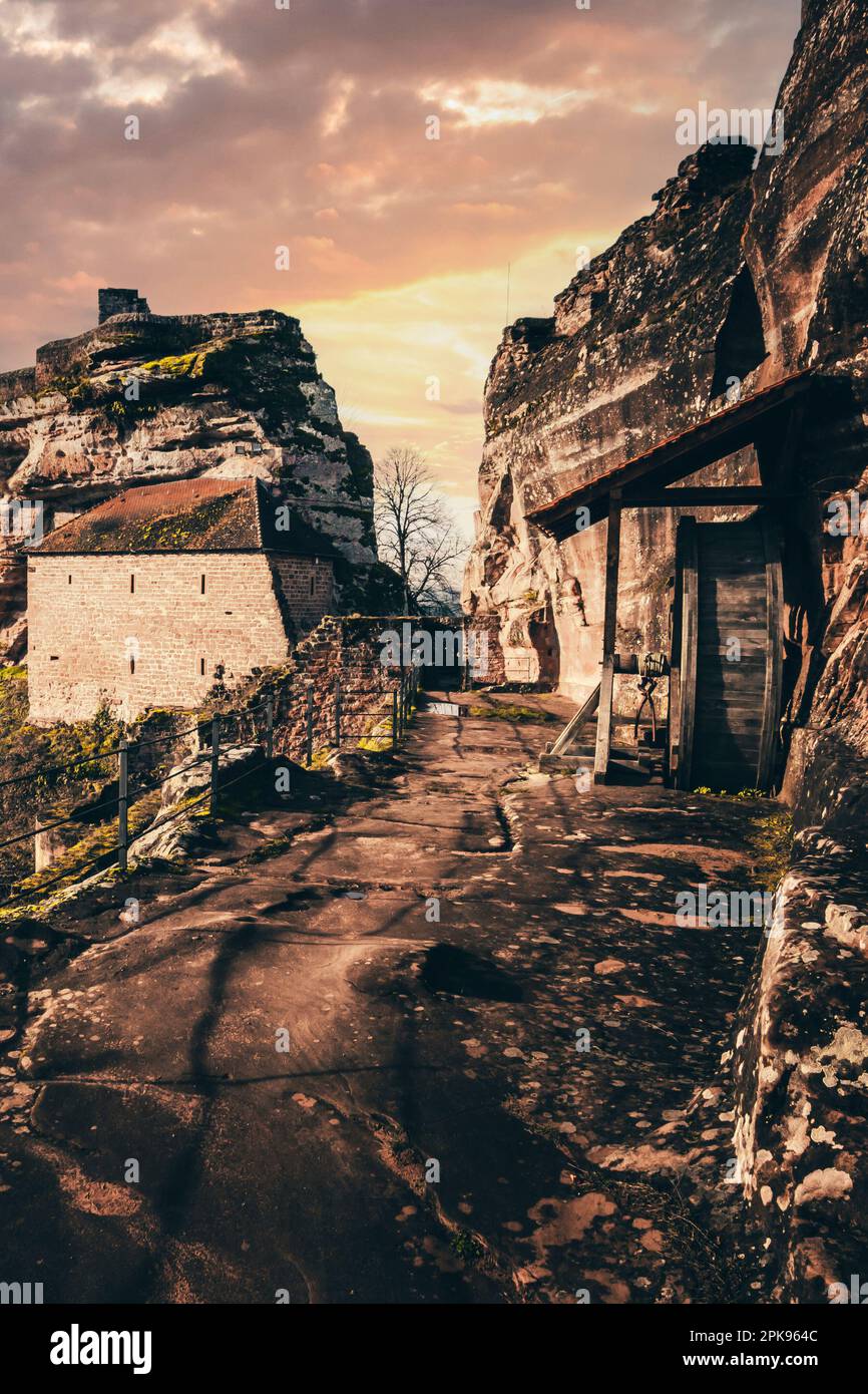 Schloss Altdahn ist die Ruine einer mittelalterlichen Felsenburg in ...