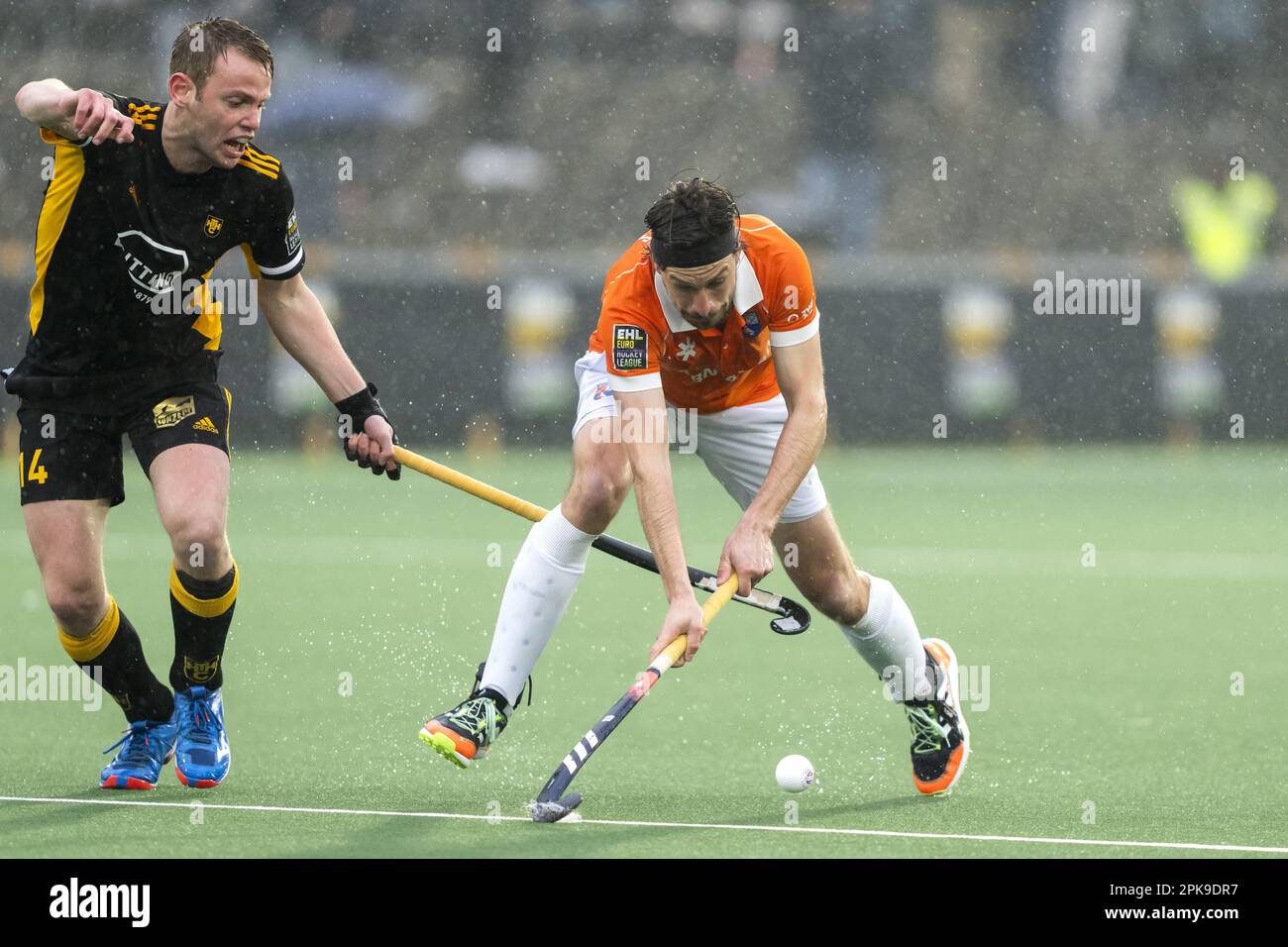 AMSTELVEEN - Florian Fuchs van Bloemendaal in Aktion gegen Tom ...