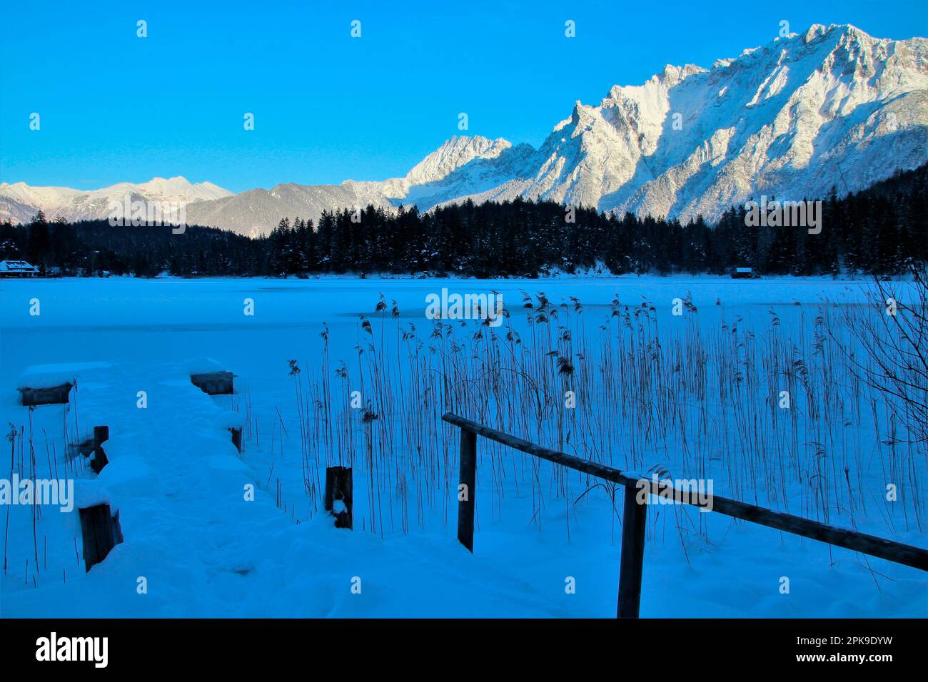 Winterwanderung zum Lautersee, nahe Mittenwald, Europa, Deutschland ...