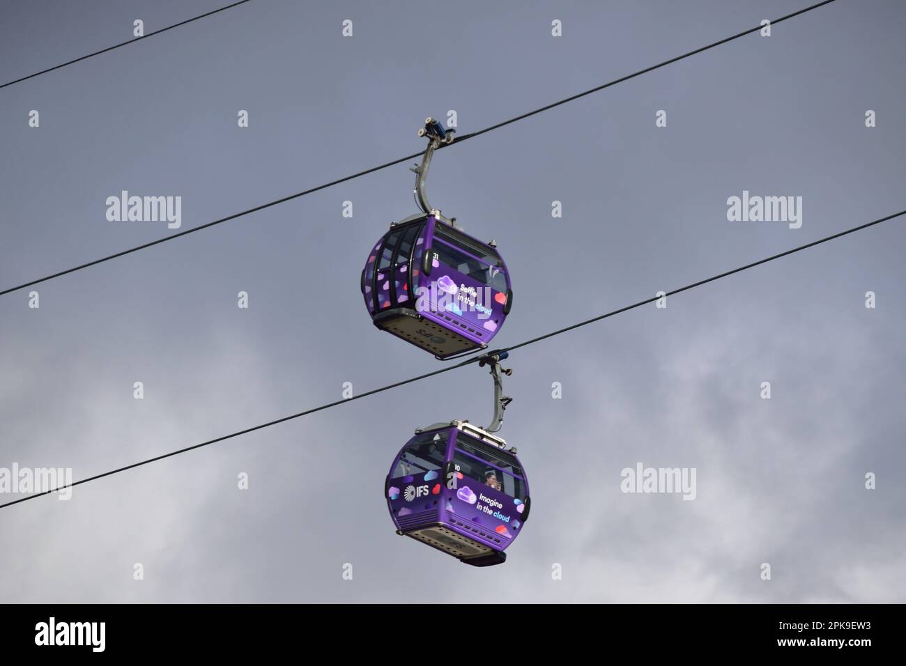 Passagier-Pods in der IFS Cloud Cable Car in East London ...
