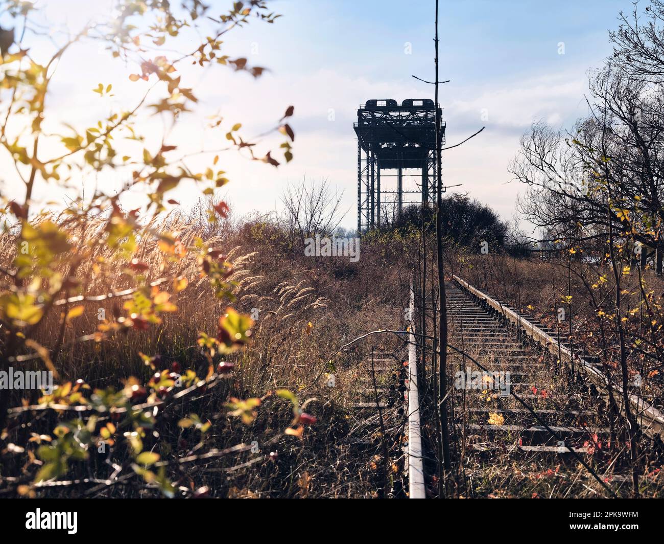 Usedom im Herbst, Karnin, ehemalige Eisenbahnbrücke, Überreste der ...