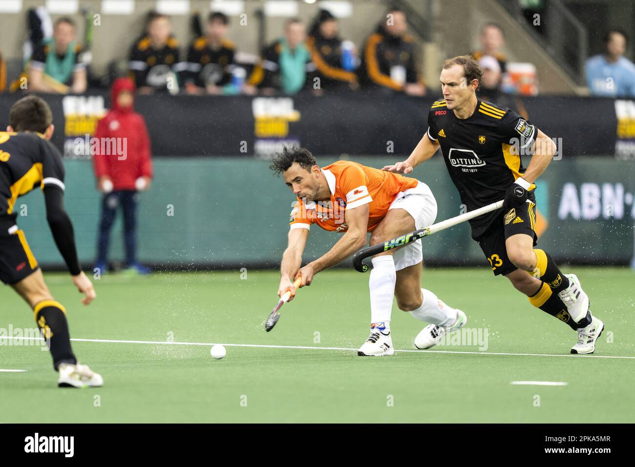 AMSTELVEEN - Jasper Brinkman van Bloemendaal in Aktion gegen Nicholas ...