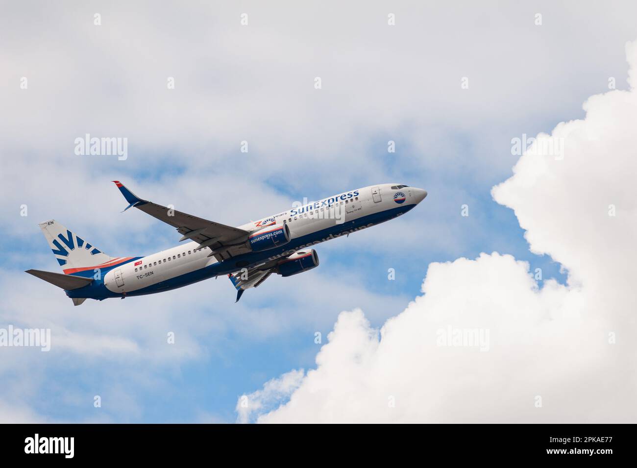 30.08.2022, Deutschland, Berlin - Europa - Ein SunExpress ...