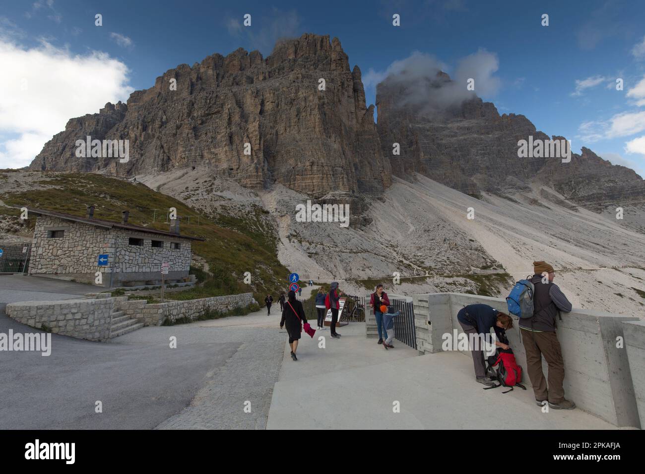 08.09.2021, Italien, Veneto, Belluno - Tre Cime di Lavaredo. Touristen ...