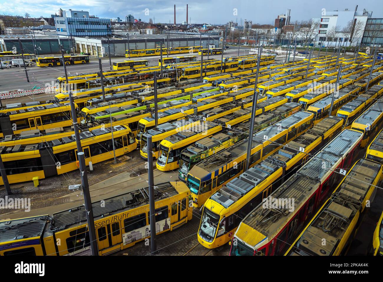 27.03.2023, Deutschland, Nordrhein-Westfalen, Essen - Straßenbahnen im ...