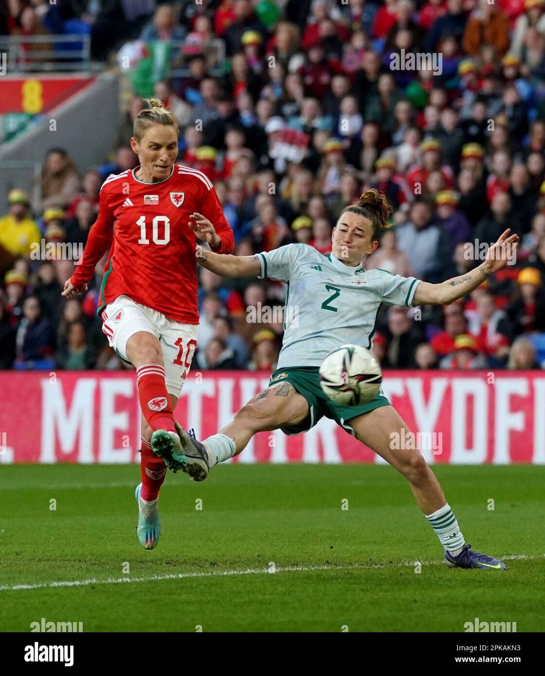 Jess Fishlock von Wales erzielt das erste Tor seiner Seite im Spiel ...