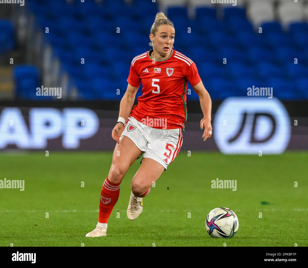 Rhiannon Roberts of Wales bricht beim Women's International Friendly ...