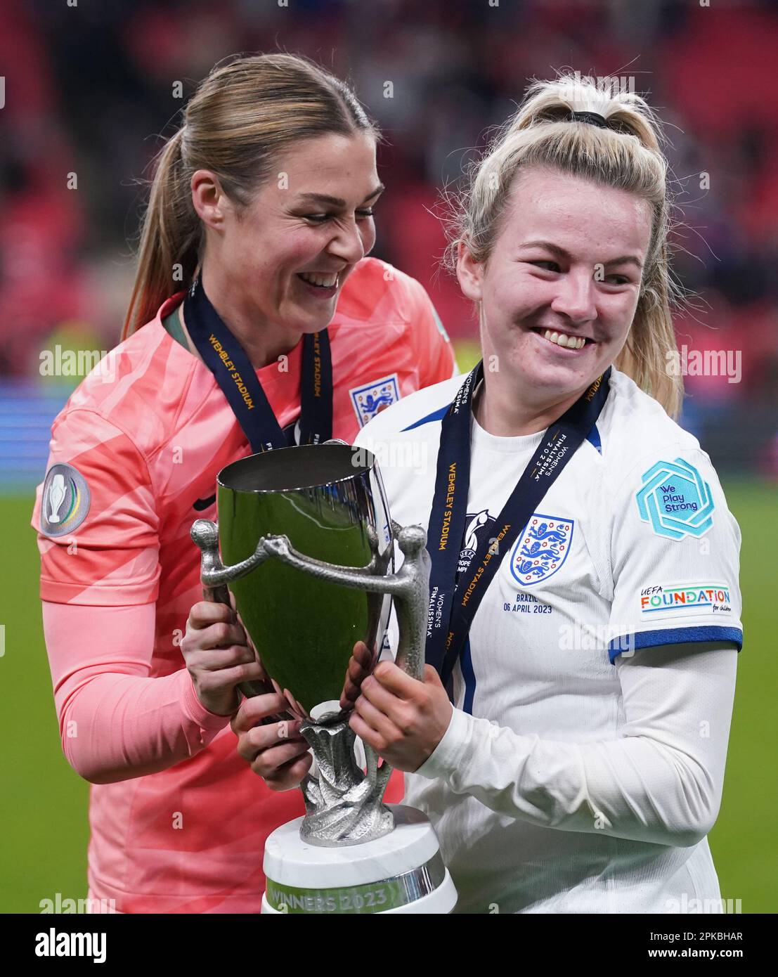 Die englische Torhüterin Mary Earps und Lauren Hemp feiern mit der ...