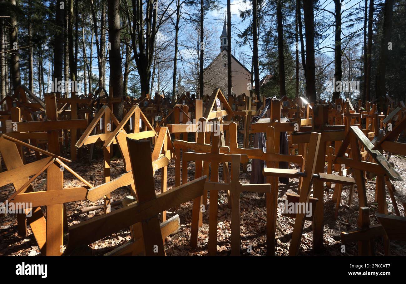 Altusried, Deutschland. 04. April 2023. Hunderte von Grabkreuzen stehen ...
