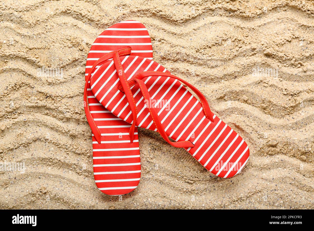 Red flipflops -Fotos und -Bildmaterial in hoher Auflösung – Alamy