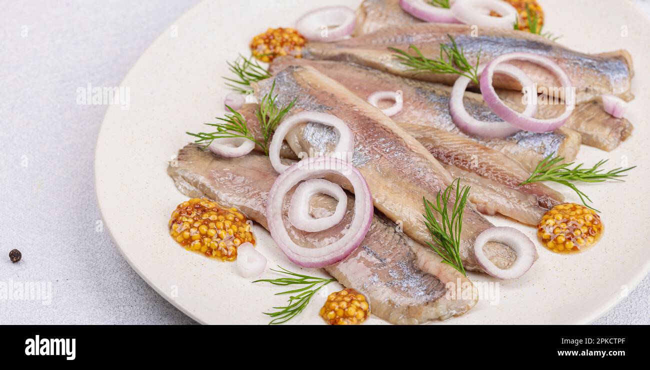 Gesalzener Hering mit dijon-Senf, Dill und roten Zwiebelringen ...