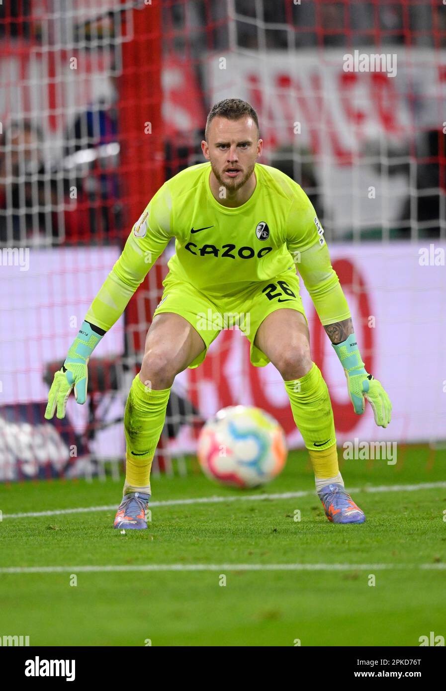 Torwart Mark Flekken (26) SC Freiburg SCF repariert Ball, DFB Cup ...