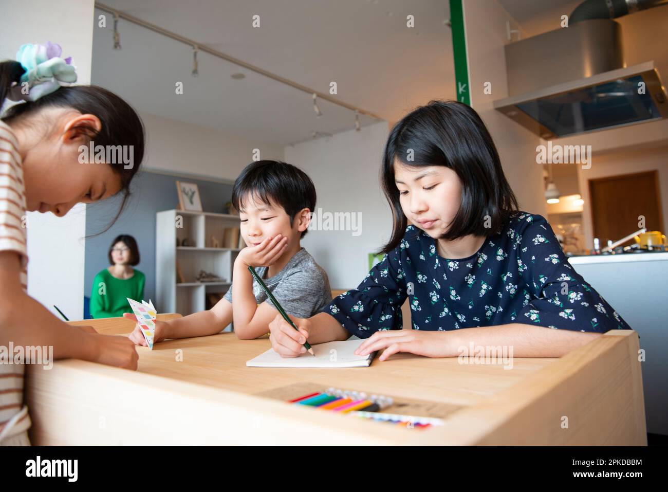 Vier kinder studieren -Fotos und -Bildmaterial in hoher Auflösung – Alamy
