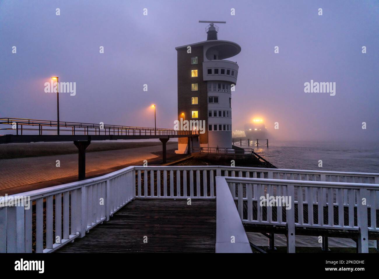 Dichter Nebel im Winter, hängt über der Mündung der Elbe in die Nordsee ...
