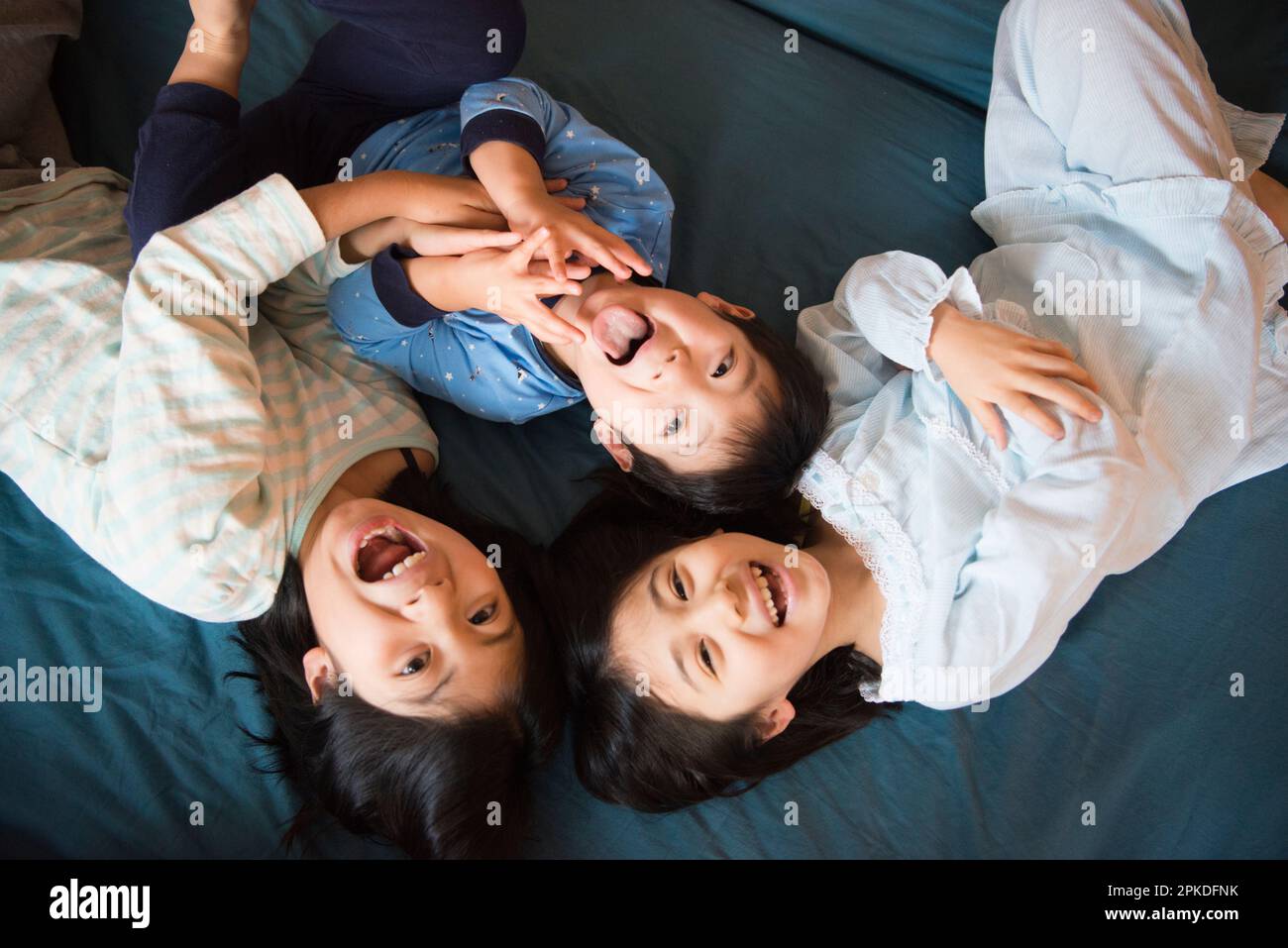 Kinder liegen -Fotos und -Bildmaterial in hoher Auflösung – Alamy