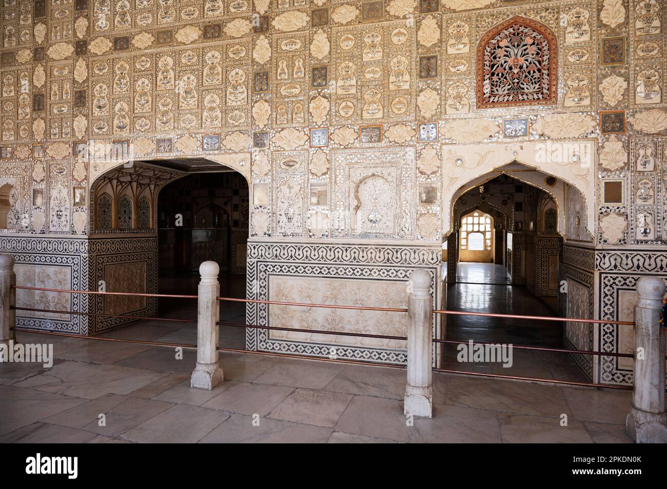 Aufwändige Spiegelglasarbeiten an Wänden und Decken von Diwan-i-Khas ...