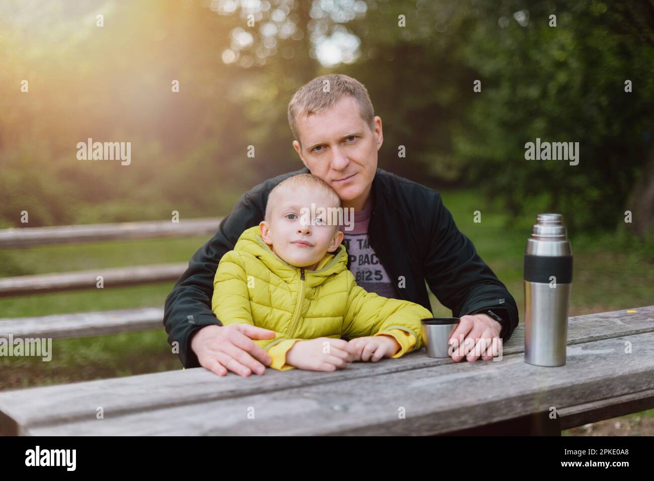 Glückliche Familie: Vater Und Kind Junge Sohn Spielen Und Lachen Im ...
