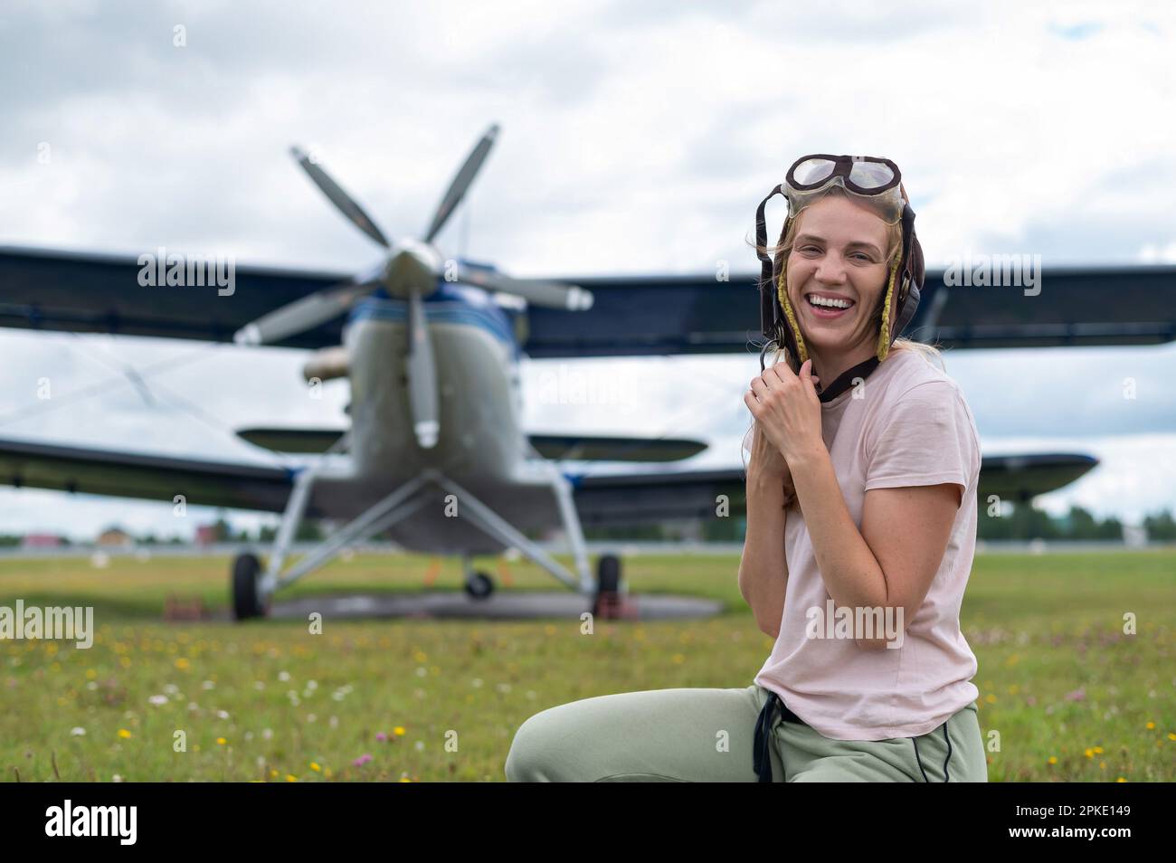 Eine weiße Frau auf dem Feld in einem Privatjet mit vier Sitzen im ...