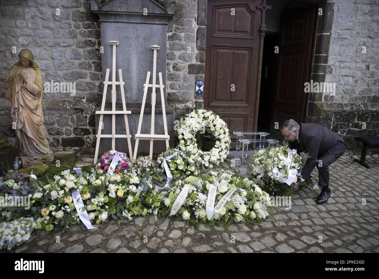 Lasne, Belgien. 07. April 2023. Blumenkränze nach der ...