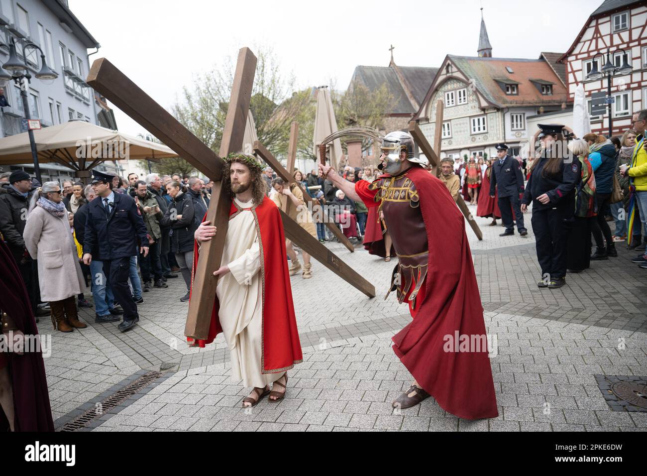 Bensheim, Deutschland. 07. April 2023. Jesus (Julian Lux) trägt das ...