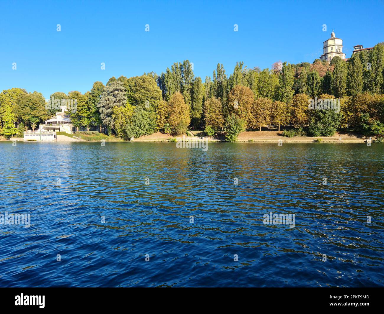 Der Fluss Po in Turin, fotografiert von den Murazzi. Auf dem Fluss mit ...