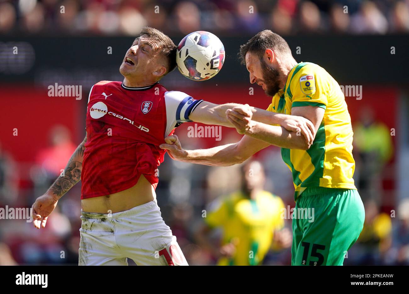 Jordan Hugill von Rotherham United (links) und Erik Pieters von West ...