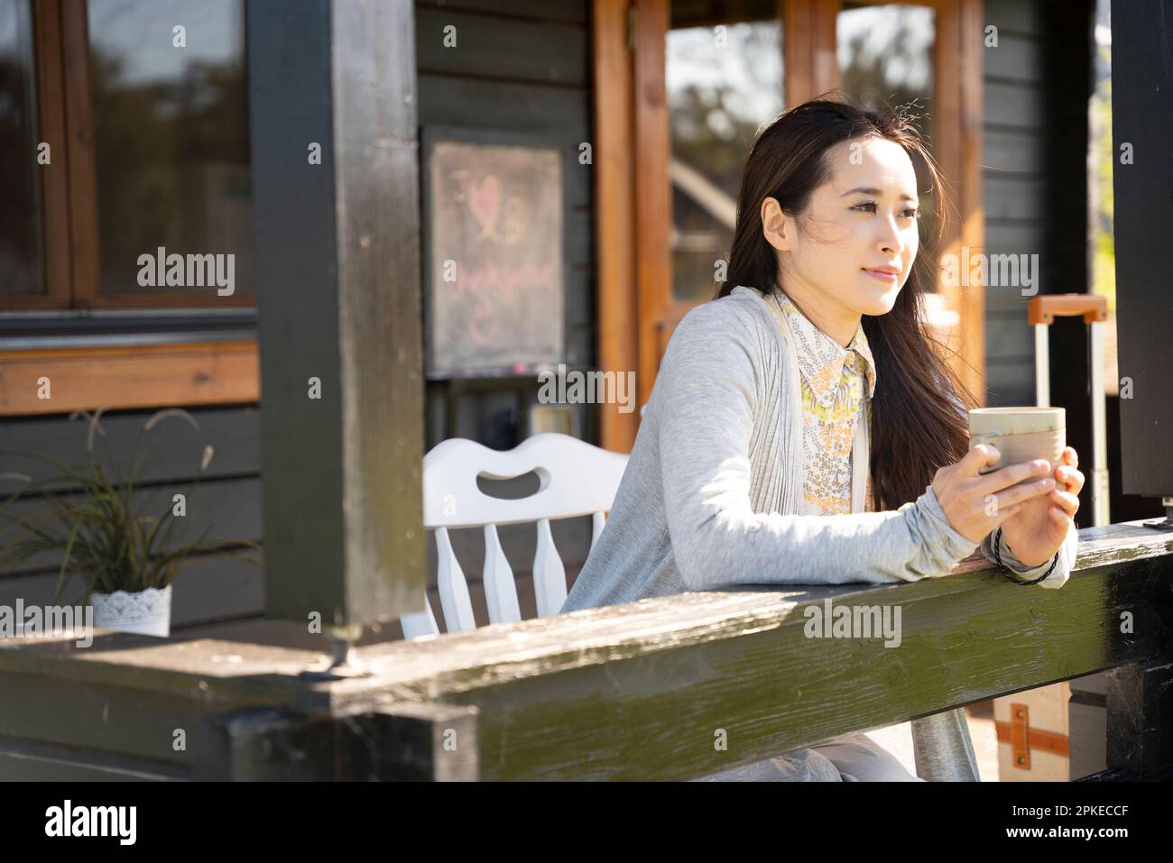 Kaffee auf der veranda -Fotos und -Bildmaterial in hoher Auflösung – Alamy
