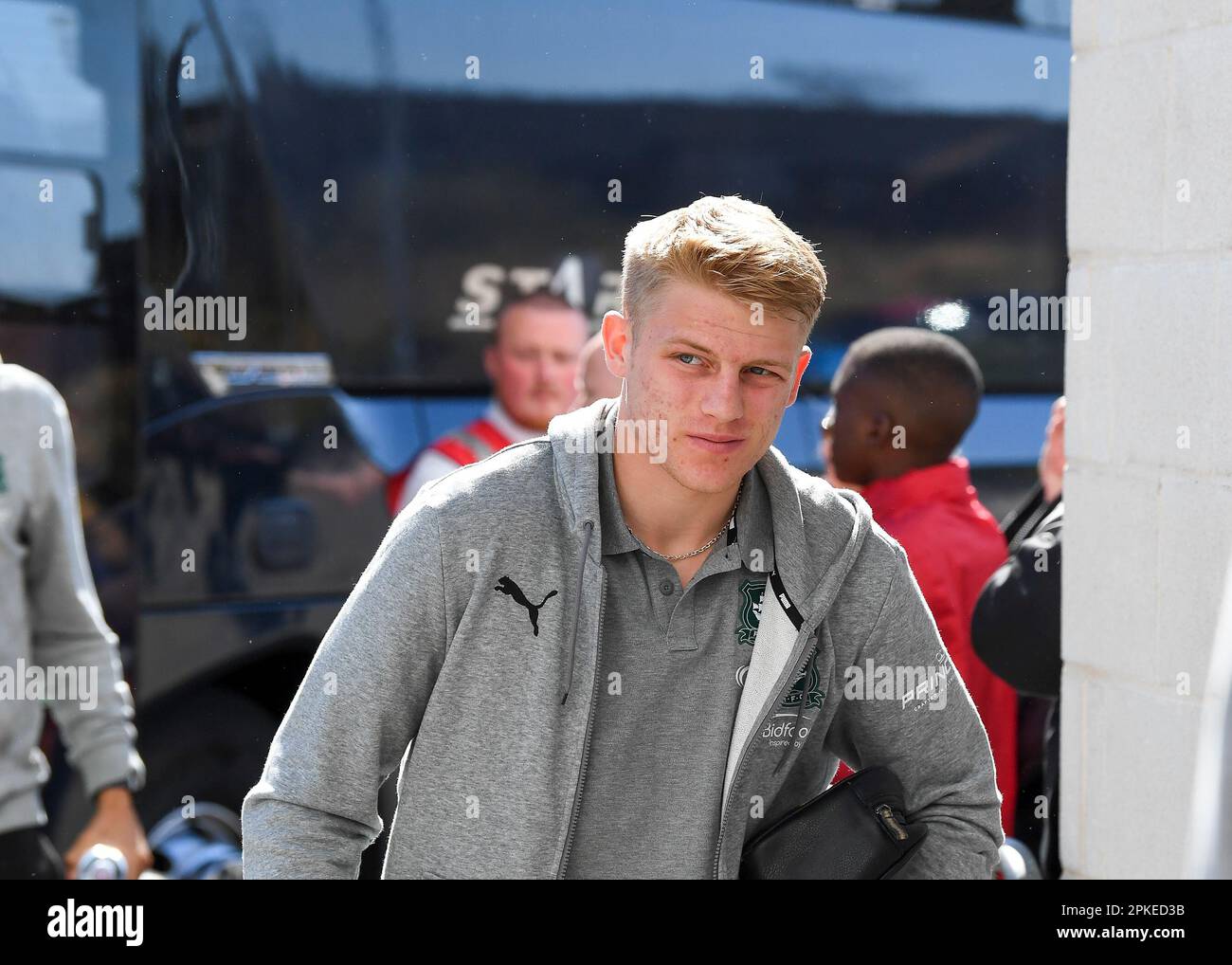 Saxon Earley #24 of Plymouth Argyle erscheint während des Spiels der ...