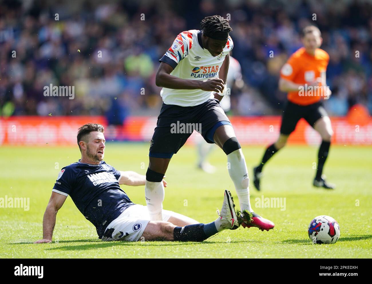 Ryan Leonard von Millwall tritt beim Sky Bet Championship Match im The ...