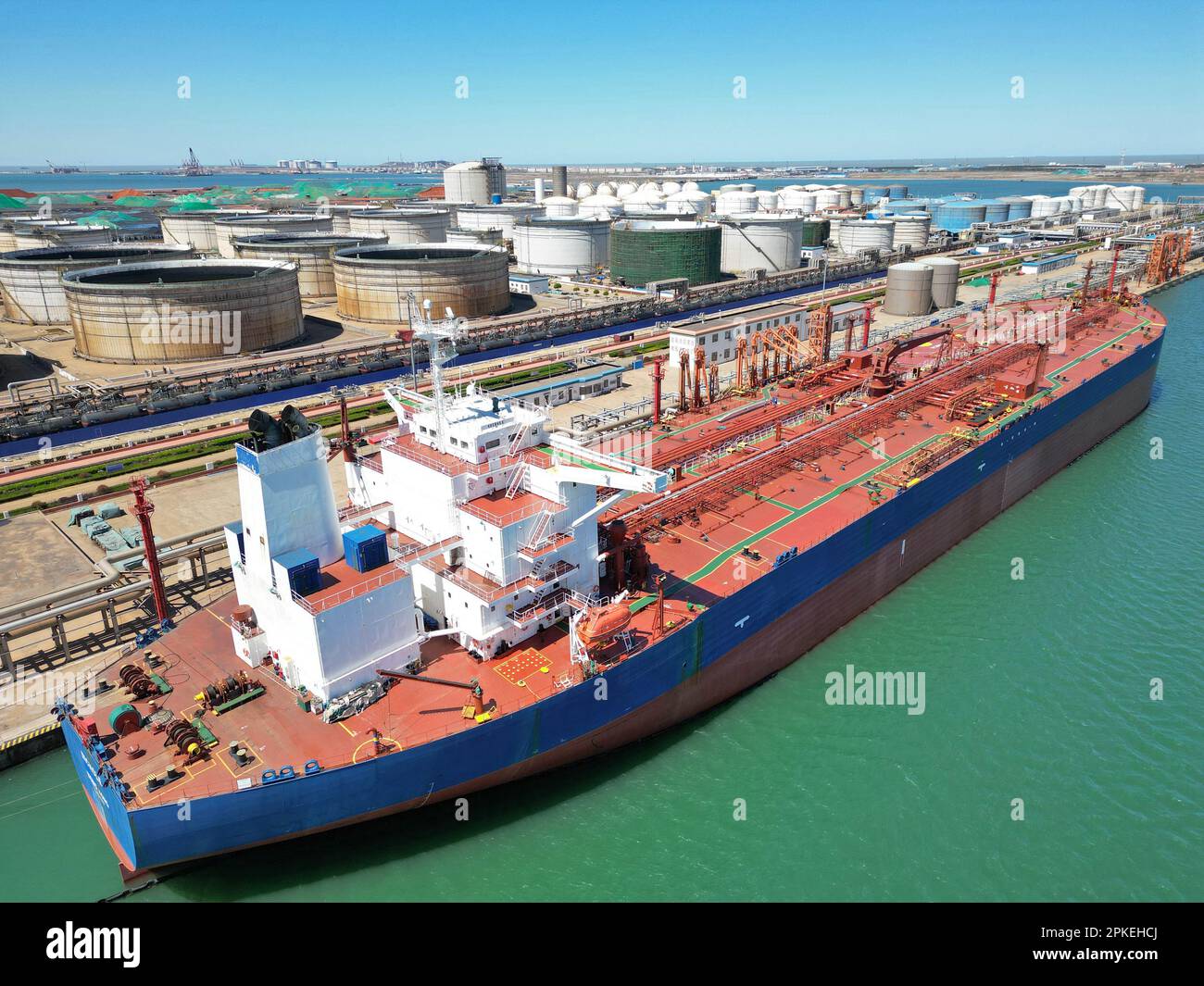 YANTAI, CHINA - 7. APRIL 2023 - Ein großer Öltanker entlädt Öl in der ...